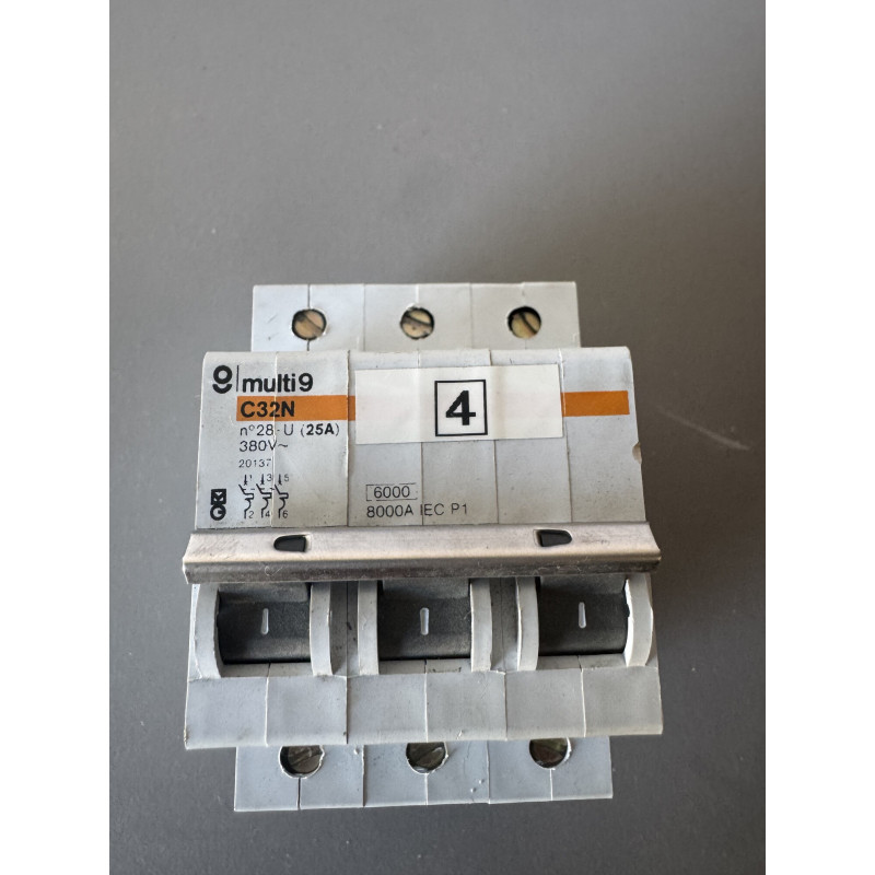 Disjoncteur triphasé Schneider Electric C32N 20137